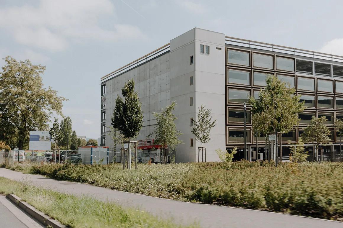 Fassadenbegrünung Parkhaus HIP - GDLA